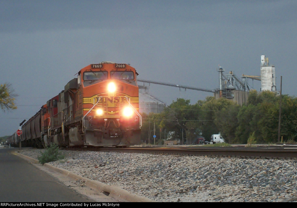 BNSF 7669 eastbound BNSF loaded grain train